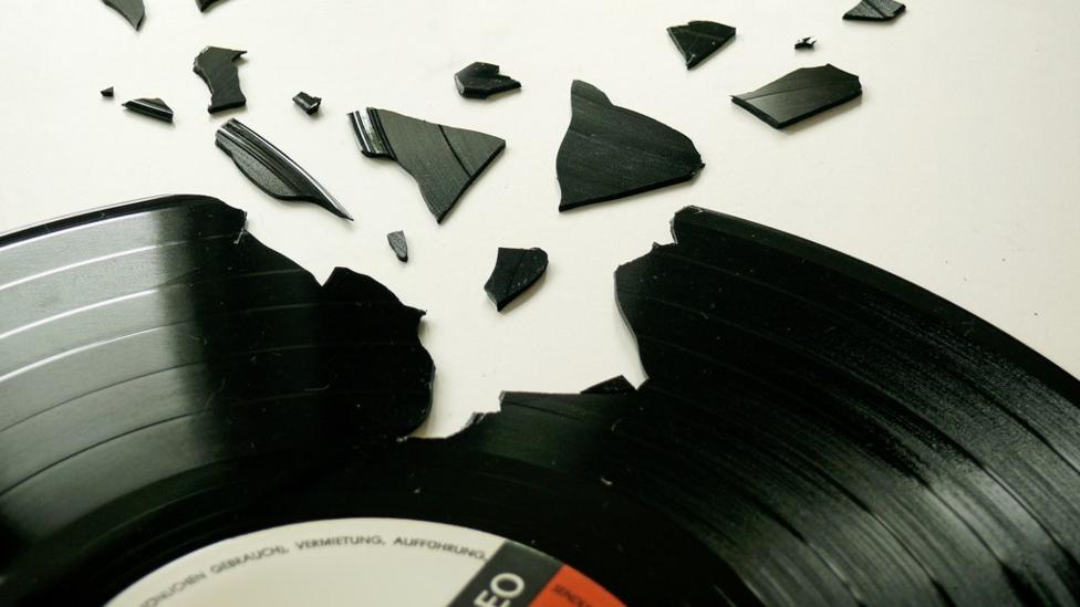 Playlists 'more popular than albums' - BBC News