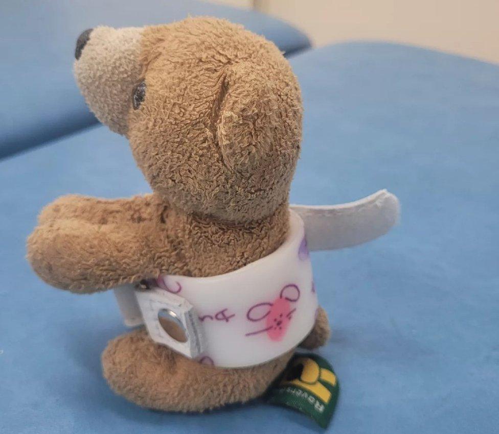 Nottingham: Bear braces help young patients face spine therapy - BBC News