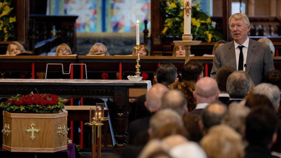 Man United 'Class of '92' attend Eric Harrison funeral - BBC News