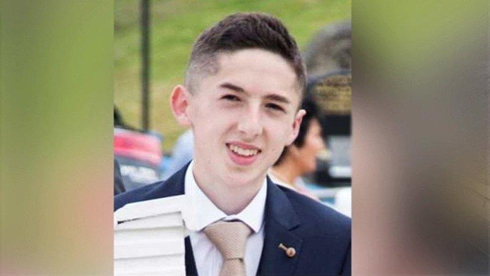 Teenage driver dies in Donegal car crash - BBC News