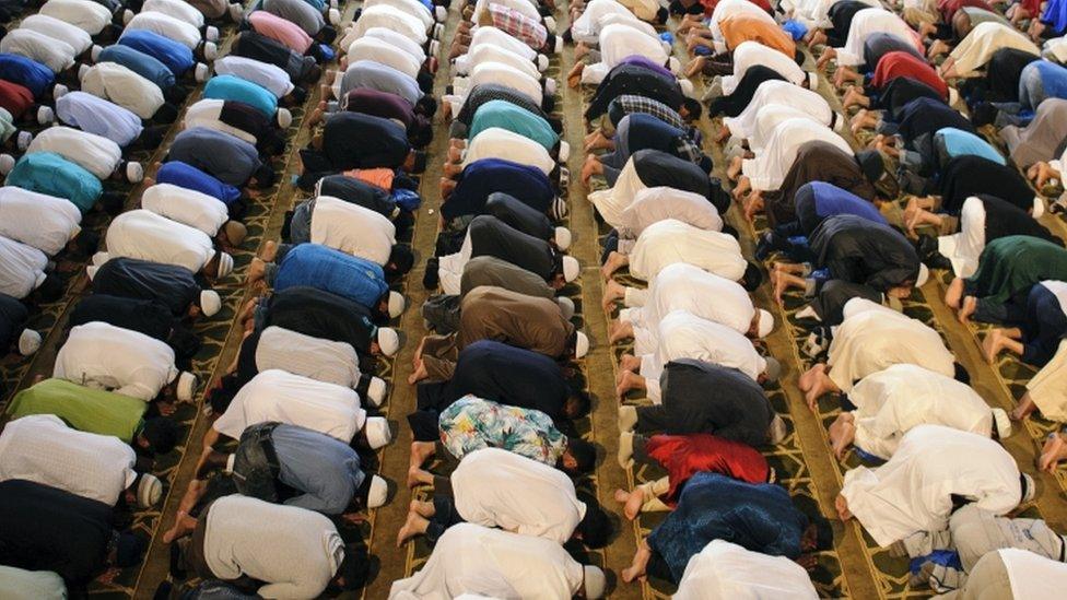 'Longest' Muslim holy month of Ramadan in 33 years begins - BBC News