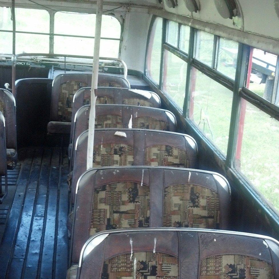 Vintage 1949 bus returns to Oxfordshire - BBC News