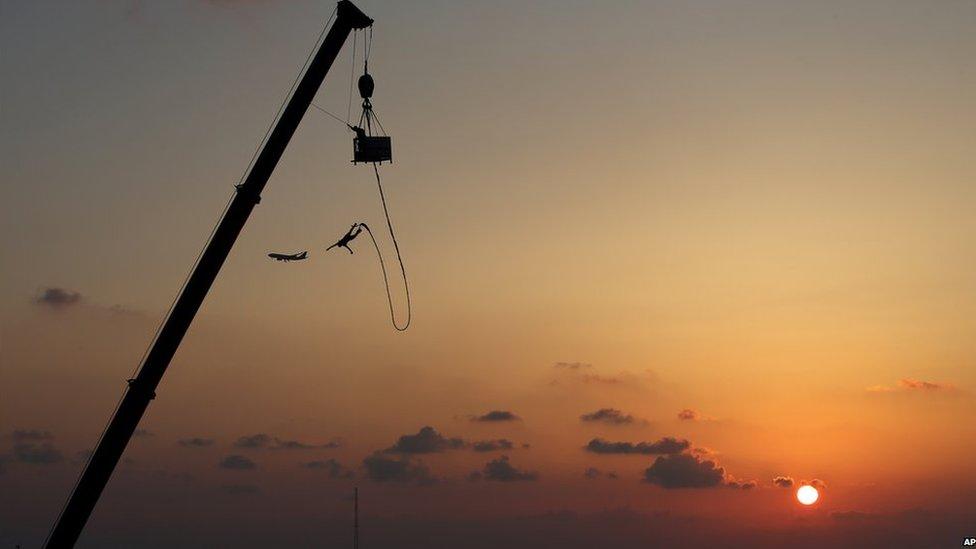 UK Bungee Club explains how to check your jump is safe - BBC News