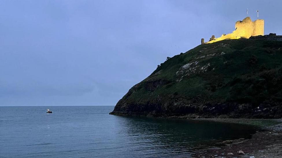 Achub bachgen o glogwyn ger Castell Cricieth - BBC Cymru Fyw