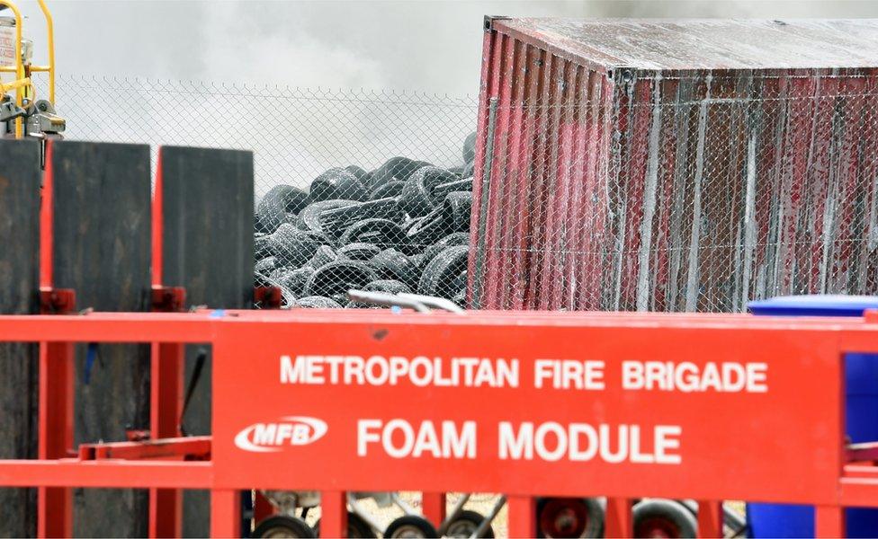 Melbourne tyre fire in Australia prompts warnings - BBC News