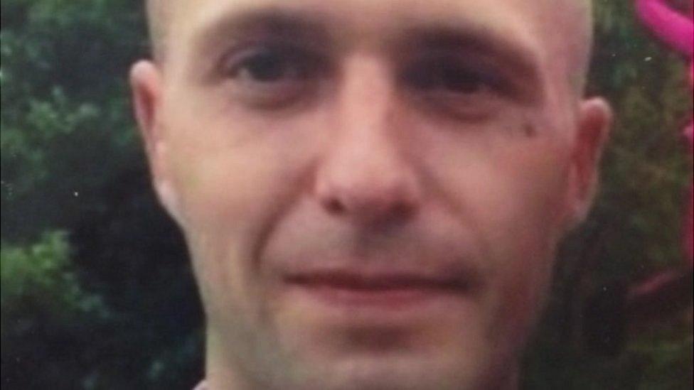 Kevin Wright: Widnes carpet crush death 'accidental' - BBC News