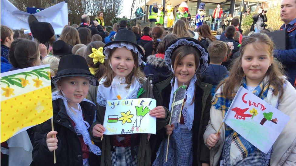 Caergybi i gynnal eu Parêd Dydd Gŵyl Dewi cyntaf - BBC Cymru Fyw