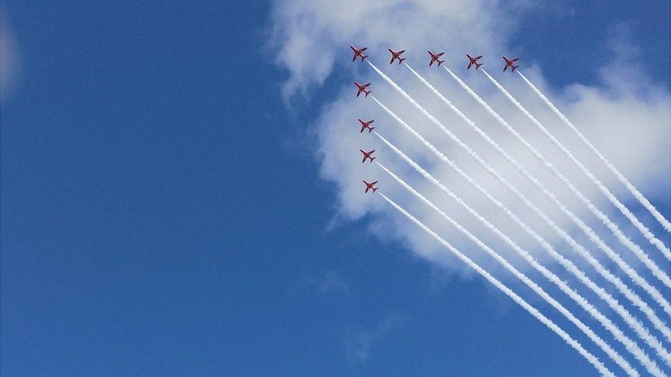 The Red Arrows wow onlookers during Yorkshire training flight - BBC News
