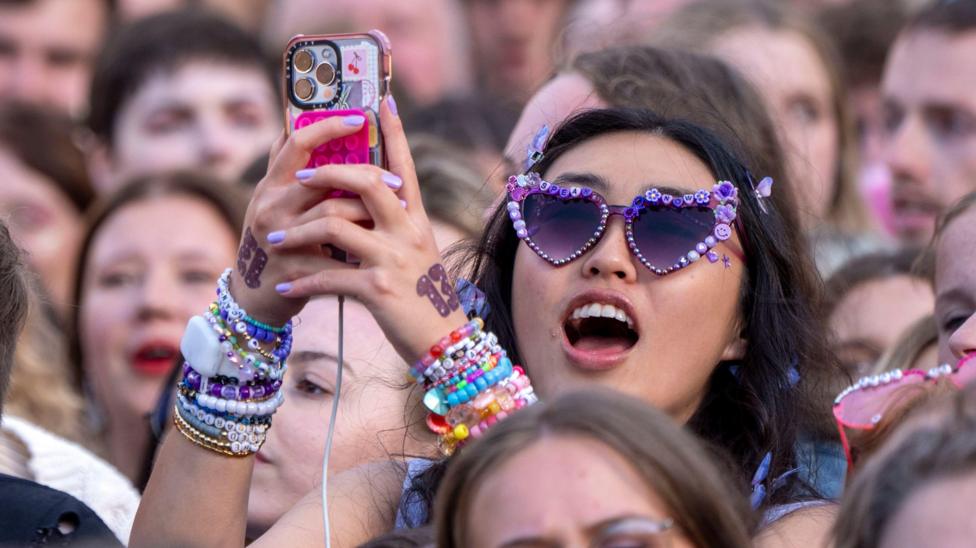 How 'Swiftonomics' is impacting the music industry - BBC News