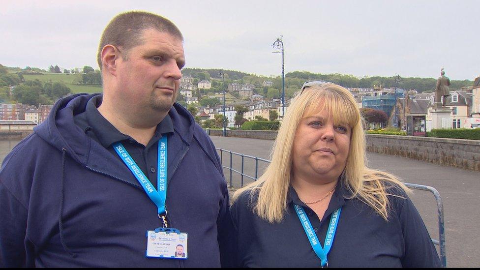 Alesha MacPhail's father unveils tribute on Isle of Bute - BBC News