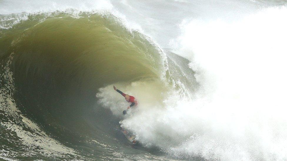 In pictures: Daredevils make waves in Sydney despite deadly storms ...