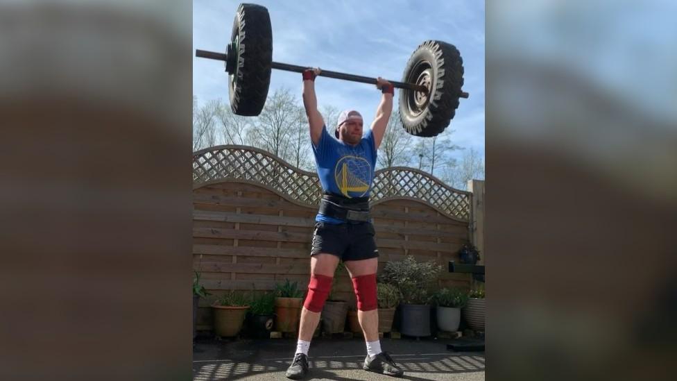 Lancashire lockdown weightlifter sets one-arm world record - BBC News