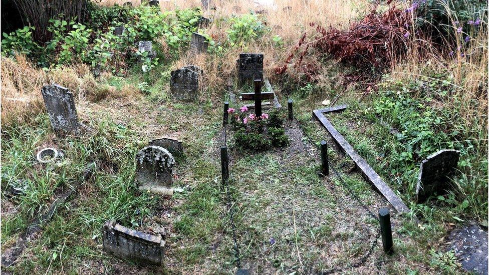 Matchgirls strike pioneer Sarah Dearman's grave 'under threat' - BBC News