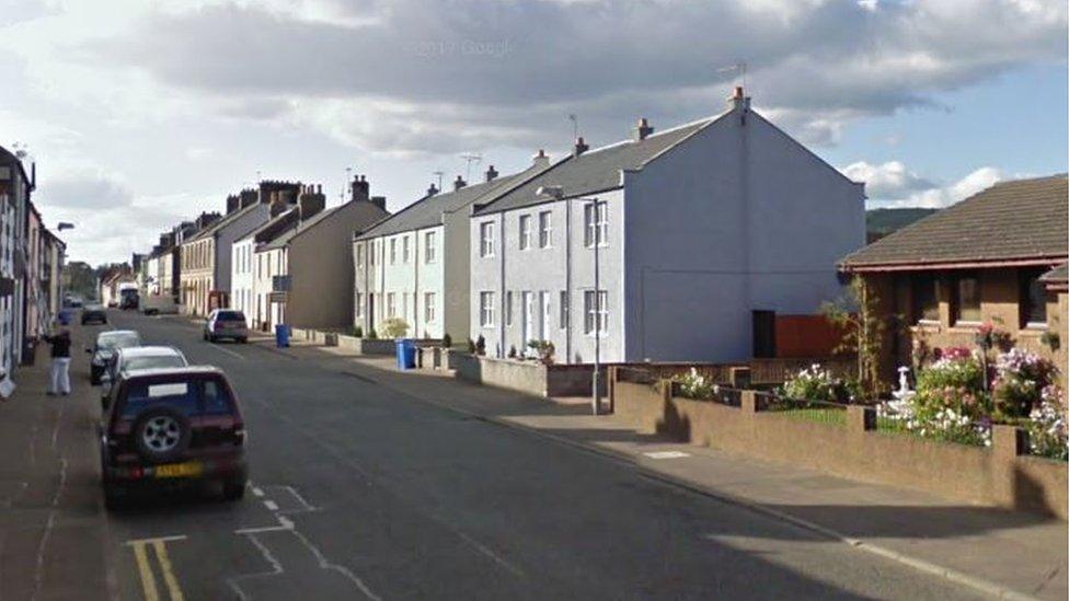 Comedian Phill Jupitus admits hit-and-run in Fife - BBC News