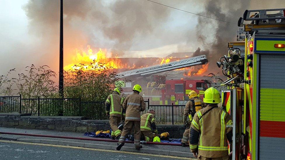 Dundee hit by second huge fire in 24 hours - BBC News