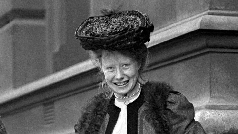 Women's rights campaigner Mary Macarthur to get blue plaque - BBC News