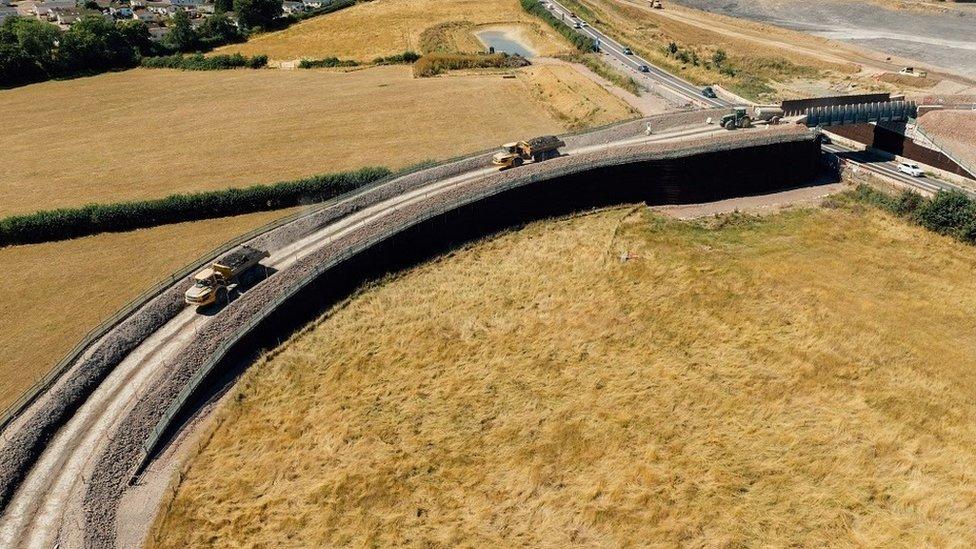 Warning to drivers ahead of A303 closure - BBC News