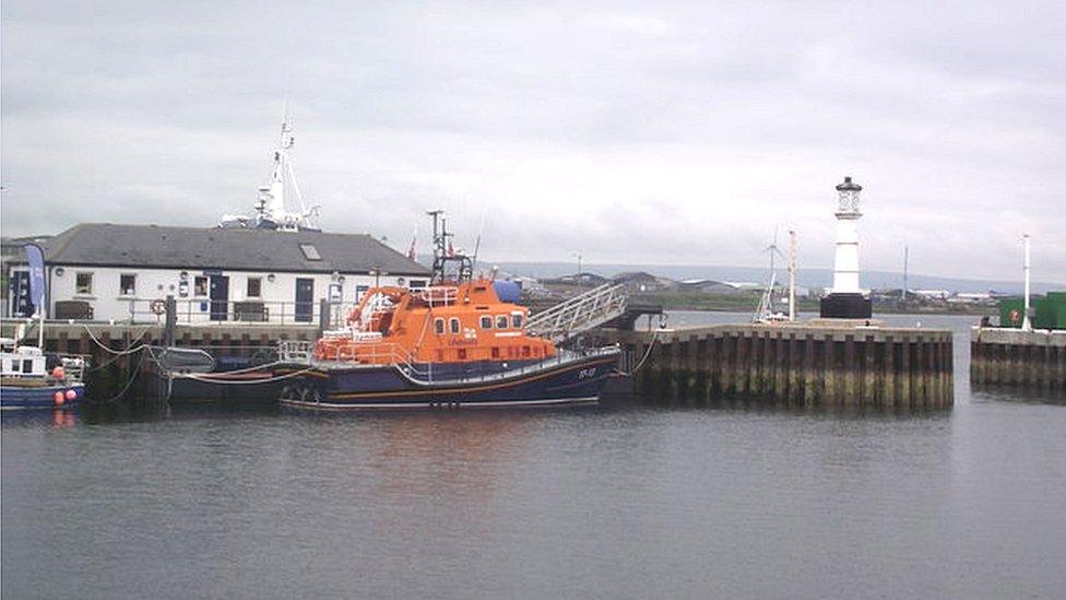 Man's body recovered from Kirkwall harbour - BBC News