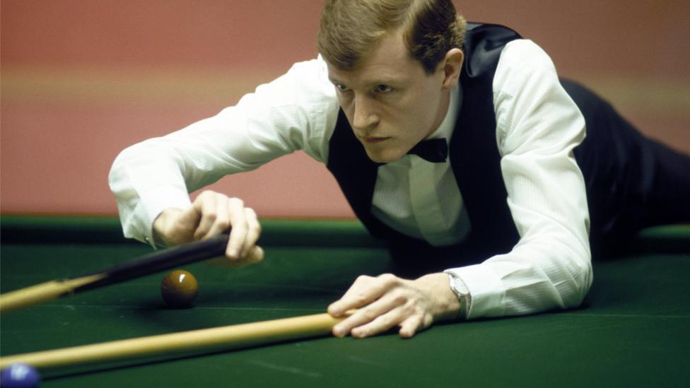 Steve Davis: Snooker legend surprises fans with visit in Bristol - BBC News