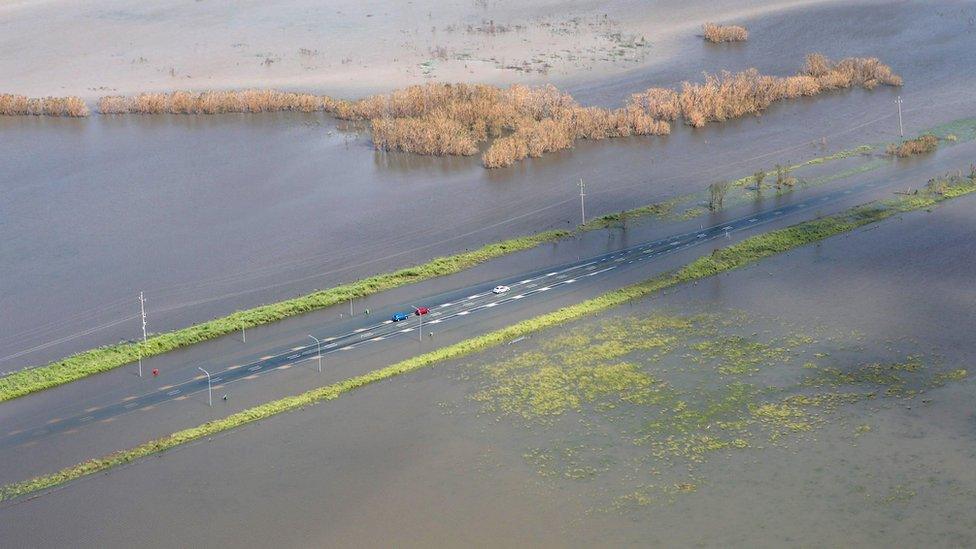 Cyclone Debbie: Two women killed as floods hit eastern Australia - BBC News