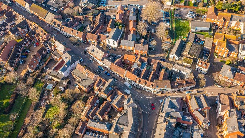 Fordingbridge gets first CCTV camera to tackle rural crime - BBC News