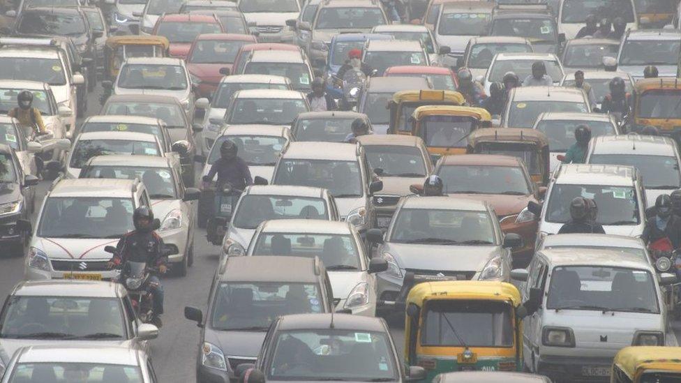 Mumbai traffic: Will clever red lights make drivers honk less? - BBC ...