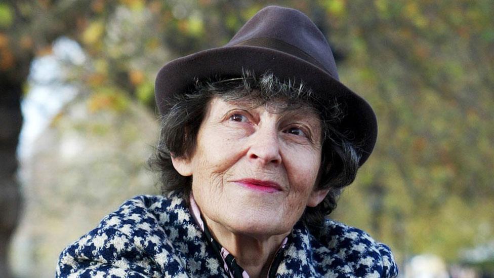 Jenny Joseph: 'I shall wear purple' poet dies - BBC News