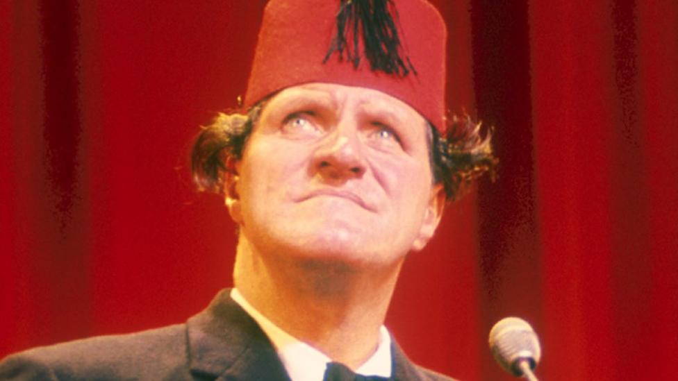 Victoria and Albert Museum to display Tommy Cooper's fez - BBC News