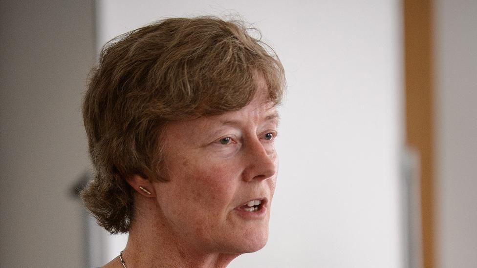 Changing how economics is taught - BBC News