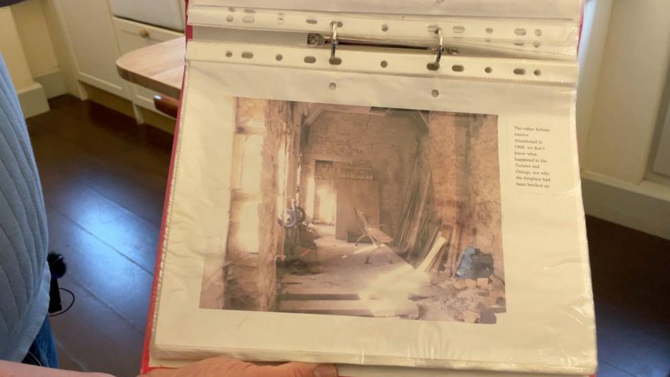 Oasis: (What's the story) behind the station on record artwork? - BBC News