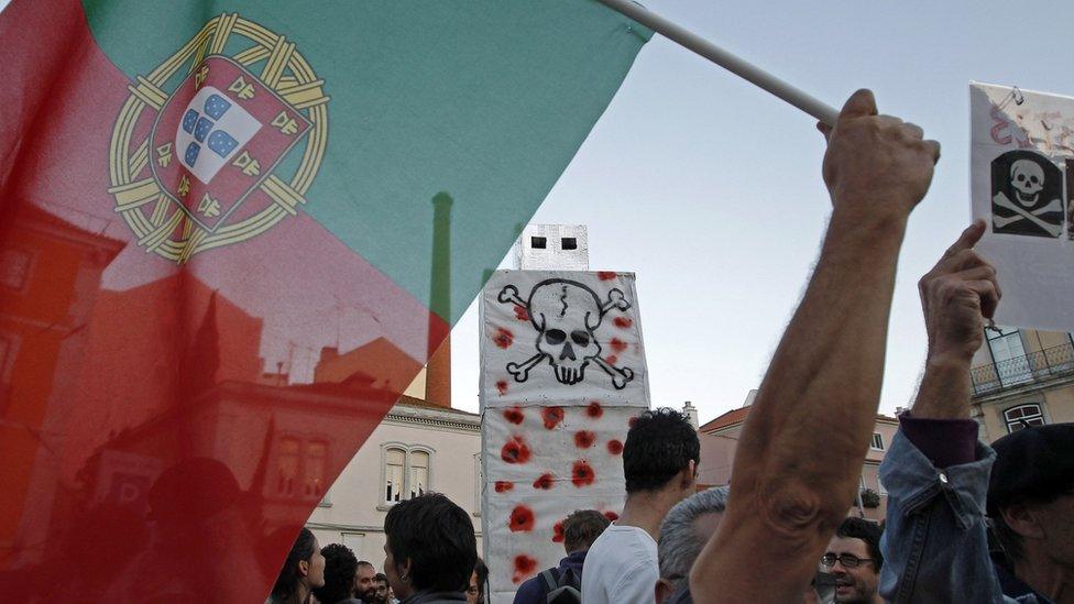 Portugal vote: Coalition hopes to survive austerity anger - BBC News