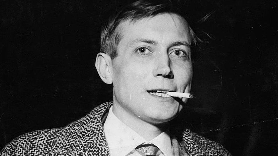 Soviet-era poet Yevgeny Yevtushenko dies aged 84 - BBC News