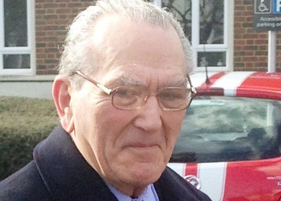 Millionaire cleared of dragging policeman clinging onto car - BBC News