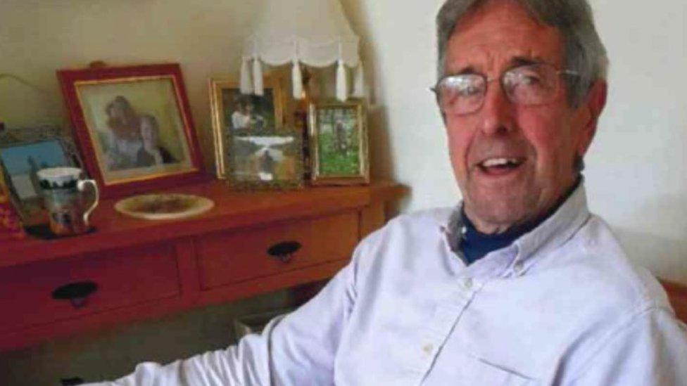 Ticehurst crash: Family pay tribute after dad-of-two dies - BBC News