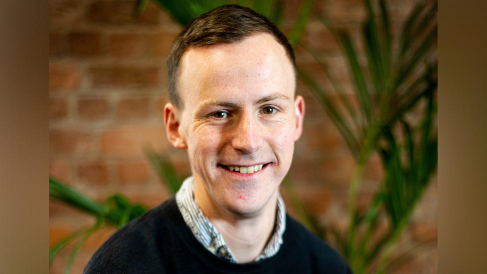 'I let 12 strangers give away £100k I inherited' - BBC News