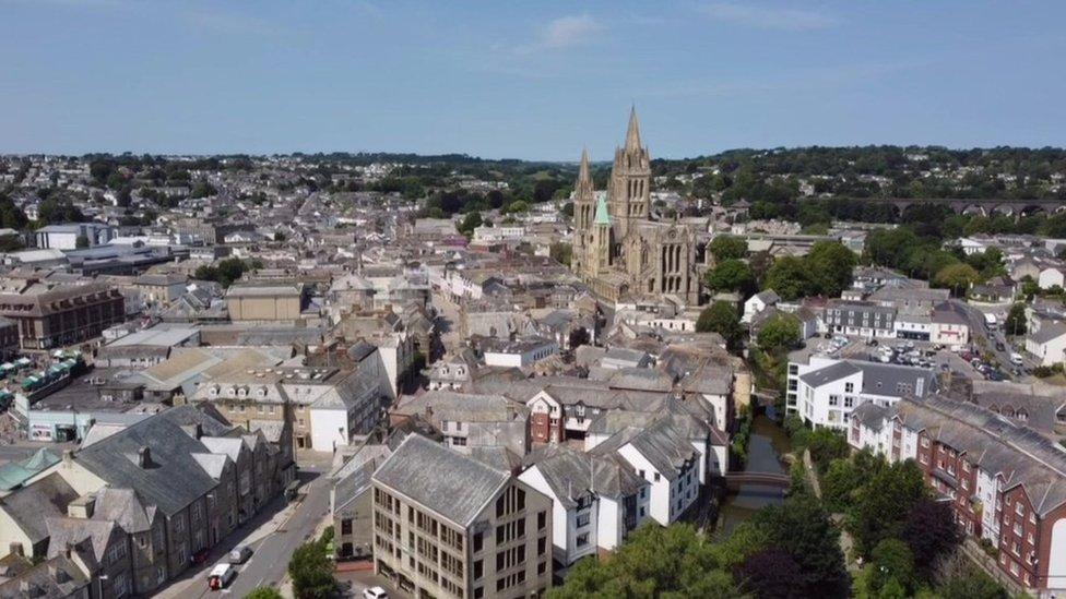 Truro Council introduces Warm Welcome initiative - BBC News