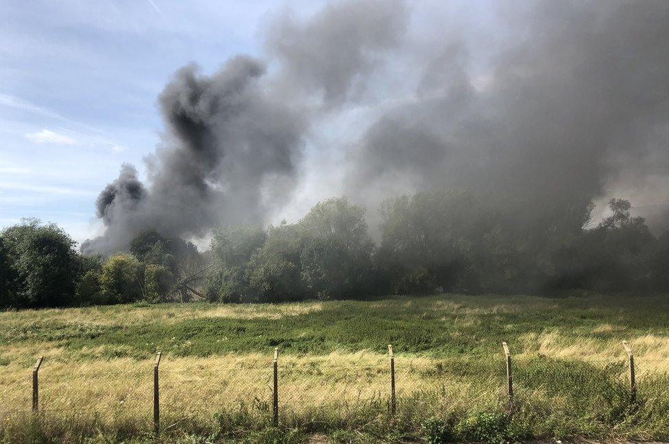 Maidenhead fire: Crews tackle large blaze - BBC News