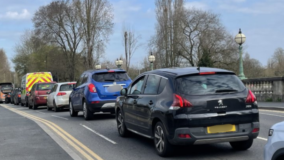 Thames Water roadworks cause traffic queues in Caversham - BBC News