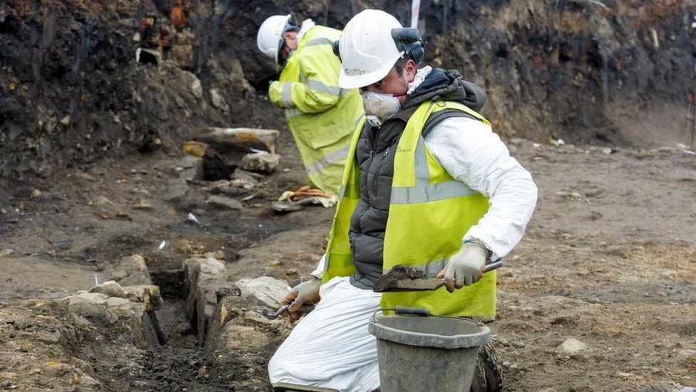Glasgow Scottish Water project uncovers medieval castle - BBC News