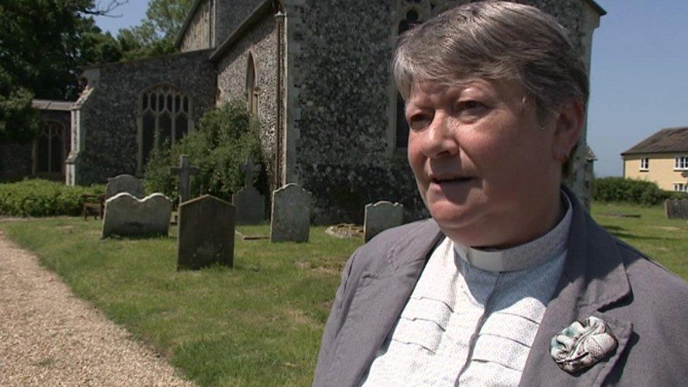 Man arrested over body found in woodland - BBC News