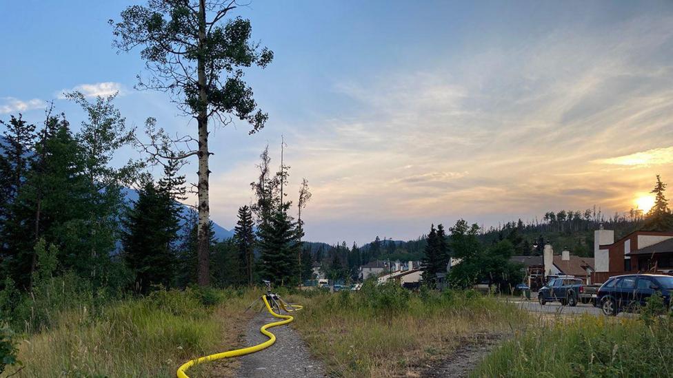 Canadian wildfires: 25,000 evacuated from tourist town of Jasper - BBC News