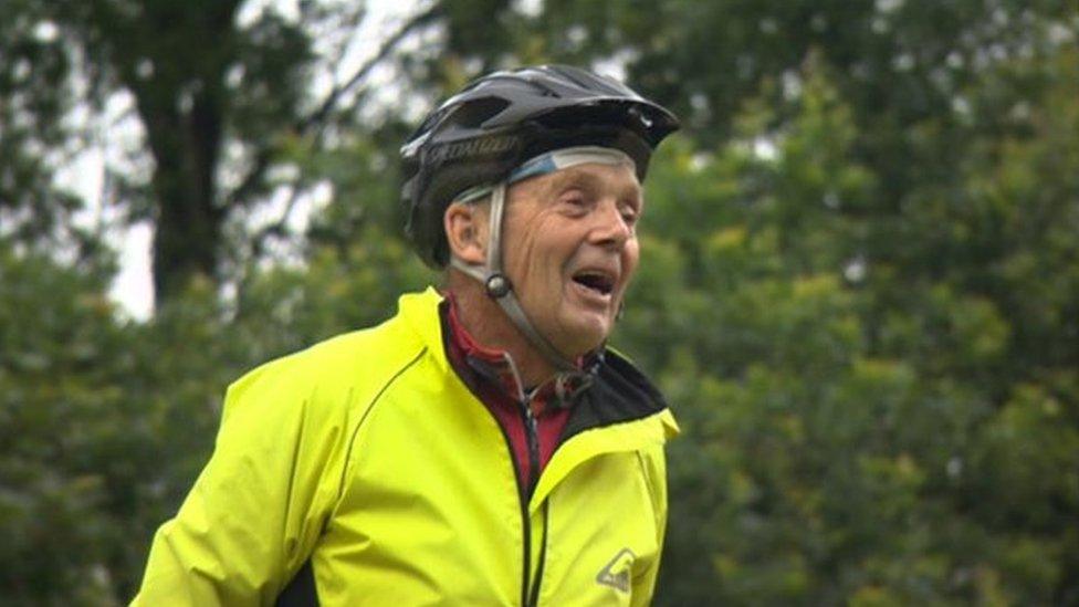 Brian Robinson: Yorkshire cycling legend dies aged 91 - BBC News