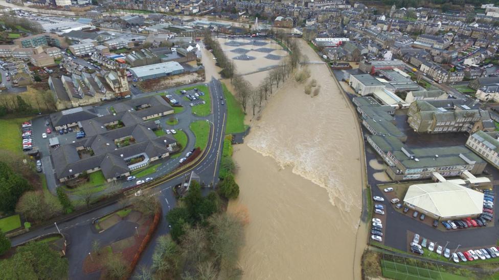 Hundreds evacuated amid Hawick and Jedburgh flood warnings - BBC News