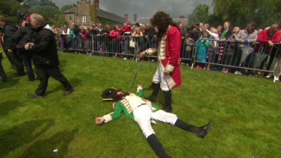 Scarva: Thousands attend annual 'Sham Fight' - BBC News
