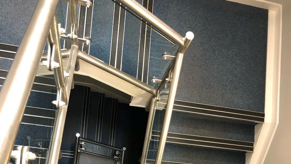 Truro faulty lift 'traps' woman at home for 'weeks' - BBC News