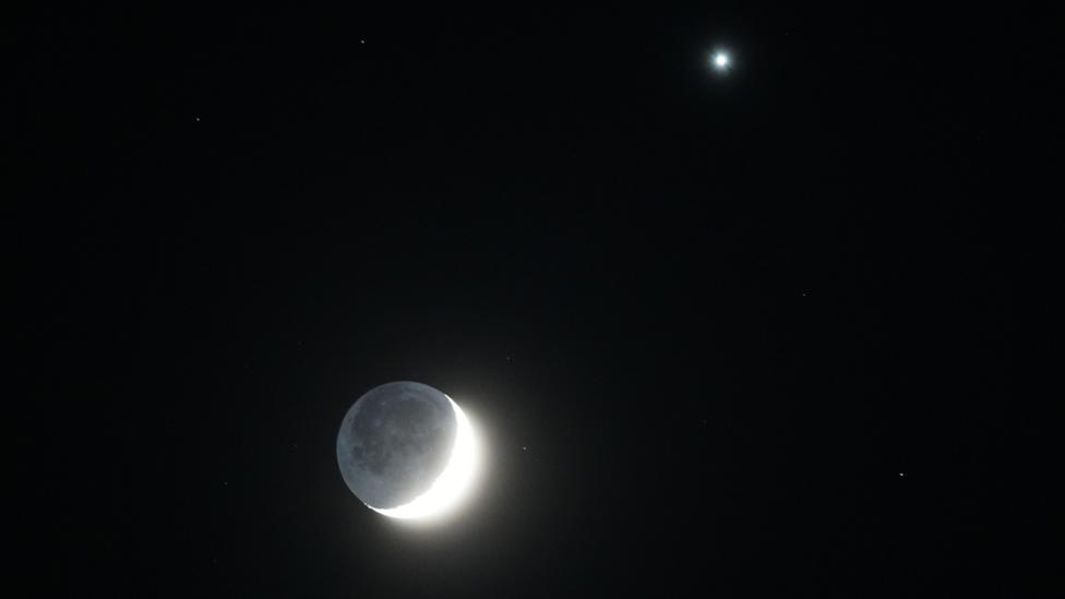 Venus spotted next to crescent moon in spectacular display - BBC Newsround