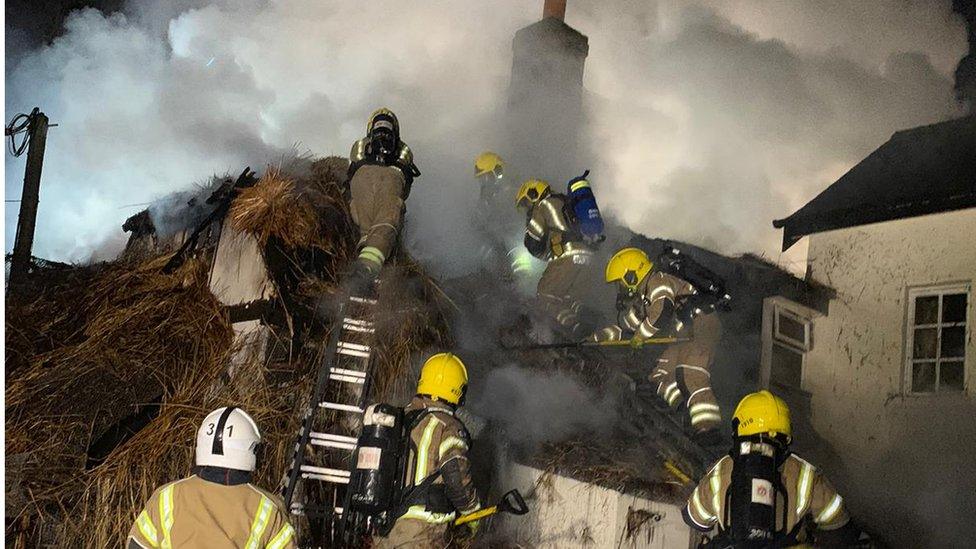 West Wellow: More than 100 firefighters tackle thatch blaze - BBC News