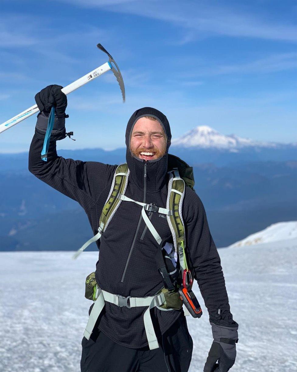 The pop star who walked across America - BBC News