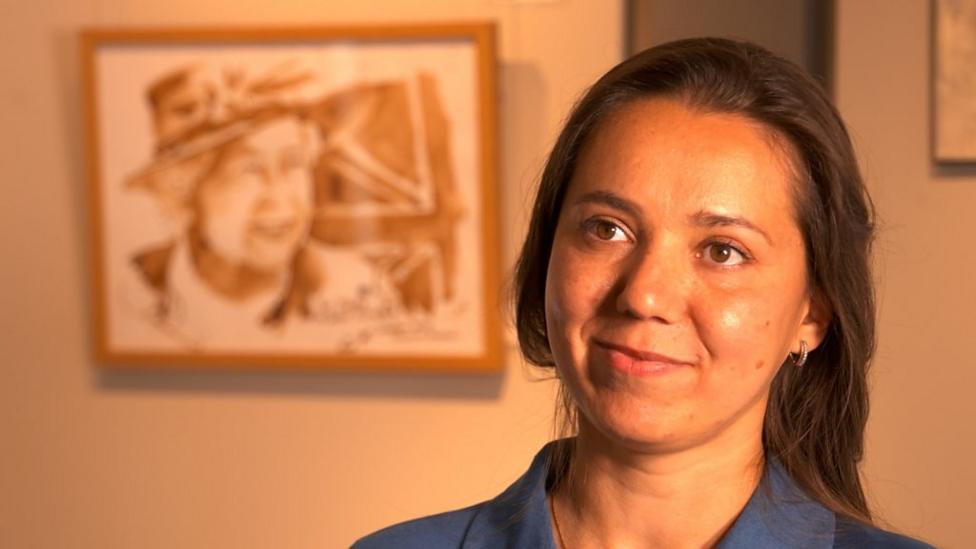 Farnham: Gallery marks two years since Ukraine war began - BBC News