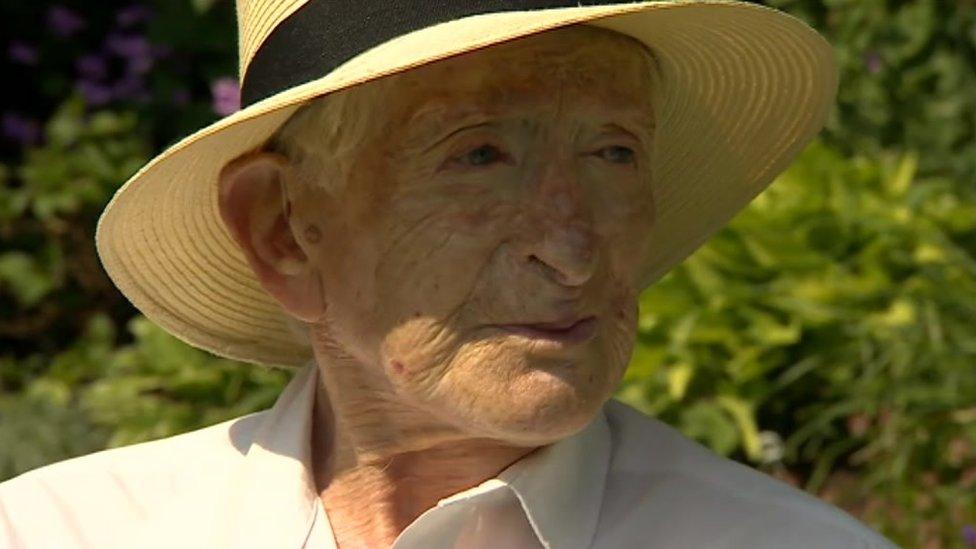 Sandy Saunders: WW2 'Guinea Pig' pilot dies from cancer - BBC News